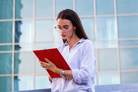 클립 보드에 정식 착용 쓰기에 사업가 클립 보드를 들고 비즈니스 여자 클립 보드를 손에 들고 문서에 쓰고 안경을 쓰고 경영자에 대한 스톡 사진 및 기타 이미지 Istock