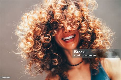 Женщина С Кудрявыми Волосами Делает Селфи — стоковые фотографии и другие картинки Лицо человека