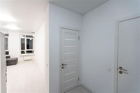 작은 주방 소파가 있는 현대적인 스튜디오입니다 프리미엄 사진