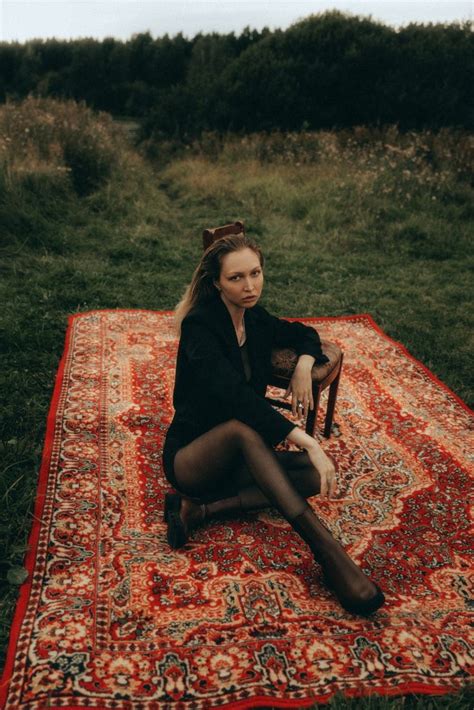 Фотосессия девушки на ковре в лесу