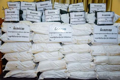 លោកឧត្តមសេនីយ៍ឯក ហួត ឈាងអន អមដំណើរ អគ្គមេបញ្ជាការនាំយកអាវភ្លៀងជាអំណោយសម្តេចតេជោ ហ៊ុន សែន និង