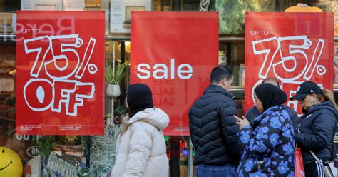 영국 박싱데이 상점 순례하는 사람들