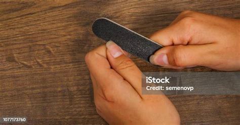 매니큐어 테이블에 손입니다 톱 질 하는 것은 손톱의 모양 에 나무 배경 상위 뷰 건강한 생활방식에 대한 스톡 사진 및 기타 이미지 건강한 생활방식 금속 깨끗한