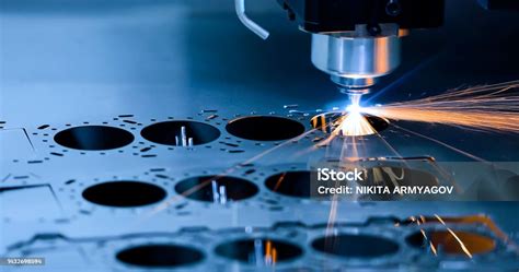 Cnc 밀링 머신 산업 분야의 금속에 대한 가공 및 레이저 절단 모션 블러 공작 기계의 산업 전시회 생산 라인에 대한 스톡 사진 및 기타 이미지 Istock