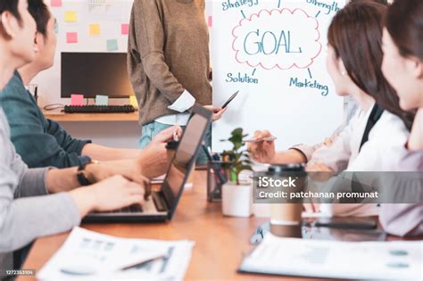 프리젠 테이션 보드에 초점을 맞추고 일을 발표 하는 사업가 사람들 그룹 사무실에서 토론 회의 남자와 여자는 의사 소통 브레인