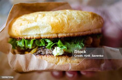 길거리 음식 미트 커틀릿 버거는 종이 상자에 있습니다 음식 배달 건강에 좋지 않은 음식에 대한 스톡 사진 및 기타 이미지 건강에 좋지 않은 음식 건강한 식생활 고기