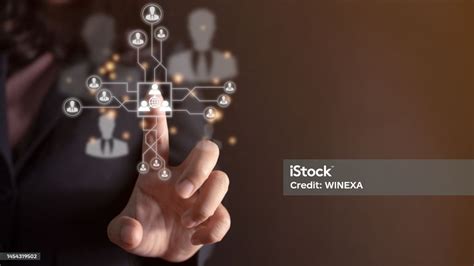 인적 자원 관리에서 가상 화면을 터치하는 사업가 인간 개발 모집 리더십 및 고객 대상 그룹 개념에 대한 직원 아이콘 중 하나인 관리자 아이콘에 돋보기 유리 초점 지역 문화