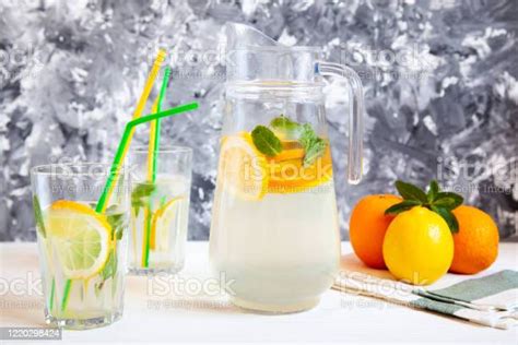 흰색 나무 테이블에 유리 용기에 레모네이드와 빨대가 있는 안경 0명에 대한 스톡 사진 및 기타 이미지 0명 감귤류 과일 과일 Istock