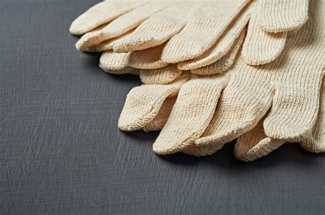 열심히 일하는 보호 새로운 흰색 섬유 장갑의 힙은 작업장에서 어두운 긁힌 콘크리트 테이블에 놓여 있습니다 텍스트를 위한 공간 가사 집안일에 대한 스톡 사진 및 기타 이미지