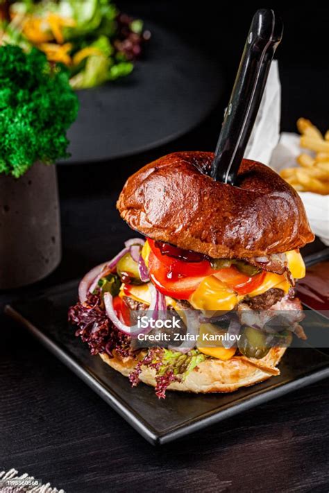 미국 요리 더블 고기 커틀릿 베이컨 토마토 오이 치즈 두개골 붉은 양파와 소스와 큰 로얄 버거 복사 공간 배경 이미지 2루타에