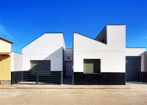 Ooiios Casa Arm Appears Cut In Half By A Recessed Entrance