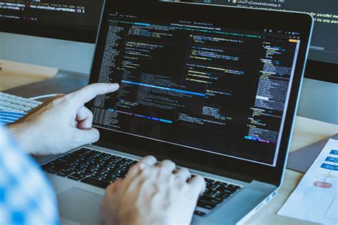 개발자 프로그래밍 포인팅 코딩 기술 웹 사이트 디자인 사회 세계의 안전 사이버 공간 개념 컴퓨터 프로그래머에 대한 스톡 사진 및