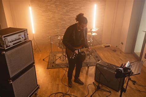 녹음 스튜디오에서 음악 스탠드 앞에서 기타를 연주하는 성인 흑인 기타리스트 35 39세에 대한 스톡 사진 및 기타 이미지 35 39세 가수 가죽 Istock