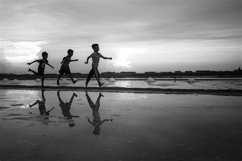 무료 이미지 바다 대양 수평선 실루엣 구름 검정색과 흰색 일몰 화이트 사진술 아침 웨이브 반사 어둠