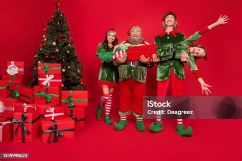펑키 트렌디 한 친구 우정의 전체 길이 바디 사이즈 보기 는 밝은 빨간색 색상 배경에 고립 된 재미 바보 이브를 갖는 쾌활한 엘프 4 명에 대한 스톡 사진 및 기타 이미지