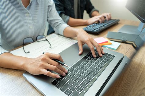 협업 소프트웨어 엔지니어 웹 사이트 개발자 기술 또는 프로그래머가 공동 작업 공간 사무실 회사의 파트너와 함께 화면에 시작 Ai 응용 프로그램 프로젝트에서 코딩을 작업 2