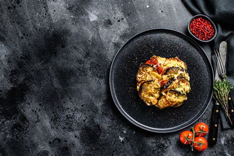 접시에 야채 라타투유 프랑스 프로방스 캐서롤 검은 색 배경 맨 위 보기입니다 복사 공간 가지 채소에 대한 스톡 사진 및 기타 이미지 Istock