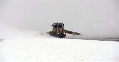 하늘에서 내린 하얀 쓰레기 활주로 제설작업
