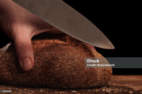 요리사는 테이블에 전체 신선한 향기로운 빵 칼으로 잘라냅니다 음식 개념 절단 보드에 밀 과자 갈색에 대한 스톡 사진 및 기타 이미지 Istock