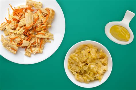 흰 접시에 콩 아스파라거스와 당근 샐러드 컬러 배경에 콩 아스파라거스 아시아 음식 최고 전망 채식 음식 0명에 대한 스톡 사진 및 기타 이미지 Istock