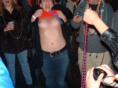 Drunk College Girls Flashing At Outdoor Mardi Gras Party Porn Pictures