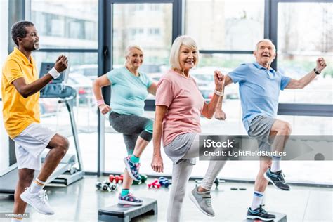 동기 운동 체육관에서 단계 플랫폼에 다민족 고위 선수의 선택적 초점 노인에 대한 스톡 사진 및 기타 이미지 노인 운동