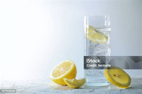 음료수 잔에 얼음 조각과 레몬이 있는 탄산 소다수 밝은 회색 배경에 대한 상쾌한 음료 복사 공간 선택한 초점 물에 대한 스톡 사진 및 기타 이미지 Istock