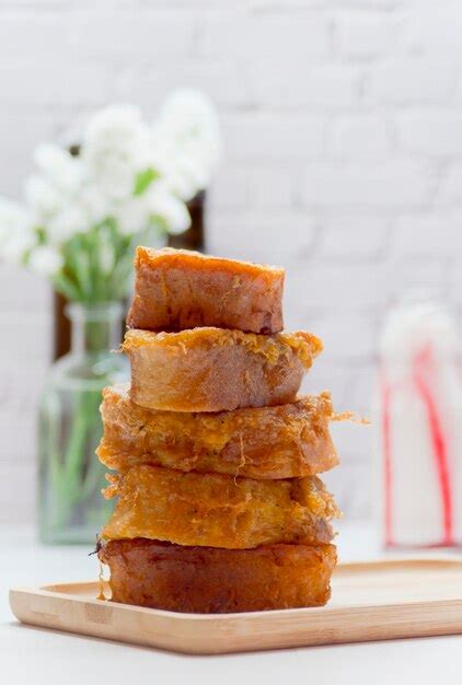 Premium Photo Stack Of French Toasts With Light Background
