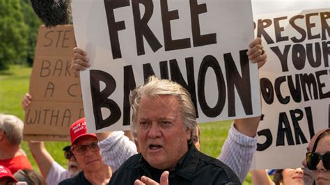 Съветникът на Тръмп се предаде в затвора за да излежи присъдата си Nova