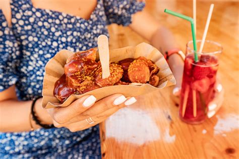 길거리 음식 독일 요리 진미 카레 워스트와 딸기 맥주 및 패스트 푸드 축제 음식에 대한 스톡 사진 및 기타 이미지 음식 브라트부르스트 30 34세 Istock