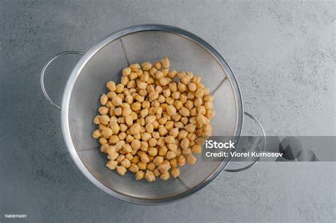 회색 배경에 대 한 체에서 병아리 콩의 오버 헤드 보기 채식주의자를 위한 콩 유기농 요리 건강 한 식습관 개념 채식주의 0명에 대한 스톡 사진 및 기타 이미지 Istock