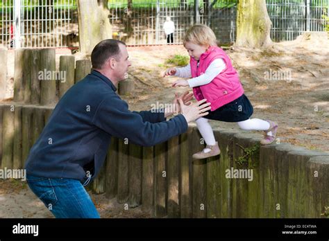 Vater spielt mit tochter Fotos und Bildmaterial in hoher Auflösung Alamy