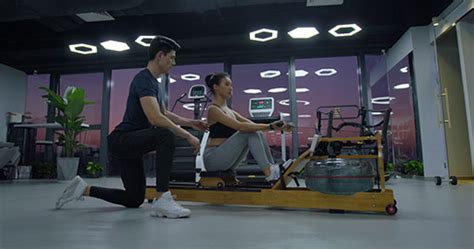 年轻女士在健身房上私教课 原创广告视频素材 蓝牛仔