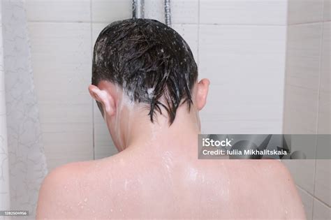 위생 절차와 십대 소년의 건강한 습관 샤워를복용하고 샴푸로 머리를 씻는다 가정의 방에 대한 스톡 사진 및 기타 이미지 가정의