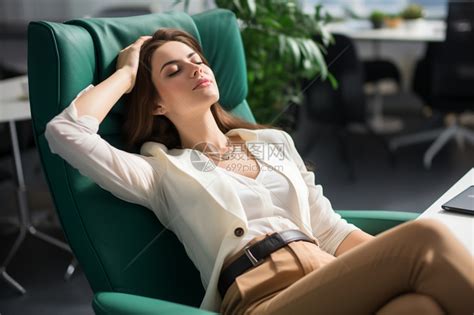 办公椅上休息上商业人士高清图片下载 正版图片600356408 摄图网