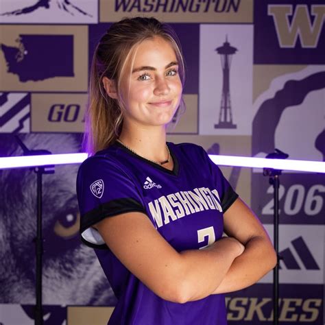 Anna Menti Center Back Defensive Midfielder Washington Huskies Nil