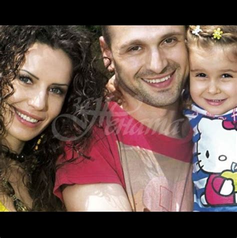 Любимата на Александър Сано Нели Атанасова скри шапката на младите момичета по бански на плажа