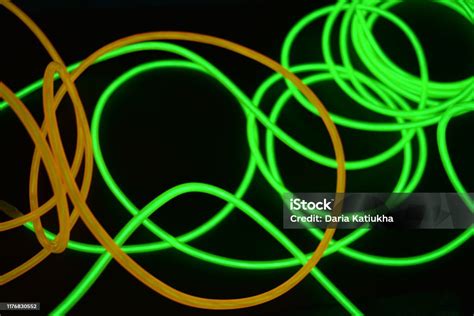 밝은 빛나는 노란색과 녹색 다른 형식과 레이아웃의 라임 네온 와이어 전기 발광 와이어 네온 라이트 가이드 얼음 튜브는 다른 구조와 모양으로 접혀있습니다 0명에 대한 스톡