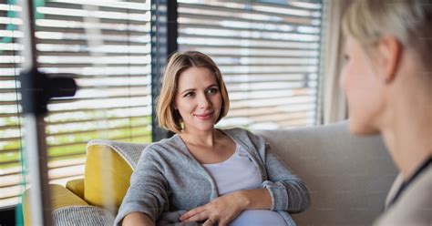 집에서 실내에서 임산부를 검사하는 Iv 드립을 가진 알아볼 수 없는 의료 종사자 사진 Unsplash의 슬로바키아 이미지