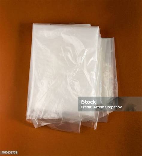 갈색 배경에 접힌 흰색 비닐 봉지 쇼핑 후 구겨진 비닐 봉지 셀로판 포장 폐기물 0명에 대한 스톡 사진 및 기타 이미지 0명