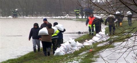 Dig Inaltat Din Saci De Nisip Carati In Spate De Pompieri Si Jandarmi