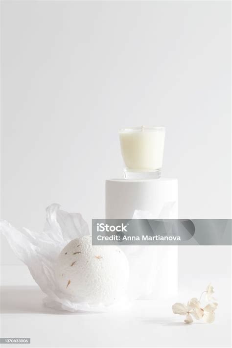 흰색 배경에 연단에 목욕 폭탄과 촛불 리조트 스파 또는 살롱에서 벽 장식을위한 정물 스파 휴식 웰빙 개념 강단에 대한 스톡 사진 및 기타 이미지 Istock