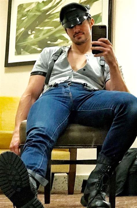 Taking A Selfie While Kicking Back In Levis And Boots Rapazes