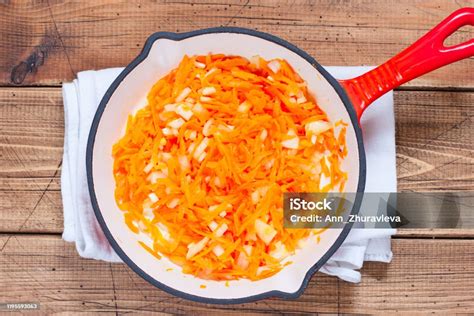 냄비에 양파와 튀긴 당근을 요리 단계별 3 단계 원시 다진 당근과 원시 양파 튀김 상단보기 선택적 초점 가정 주방에 대한 스톡 사진 및 기타 이미지 Istock