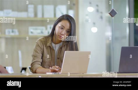 Computer Assistant Stock Videos And Footage Hd And 4k Video Clips Alamy