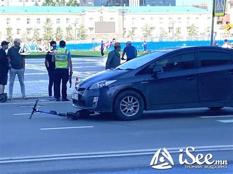 ШУУРХАЙ Цахилгаан скүүтэр унаж явсан иргэн автомашинд мөргүүлж осолджээ ФОТО Isee Mn