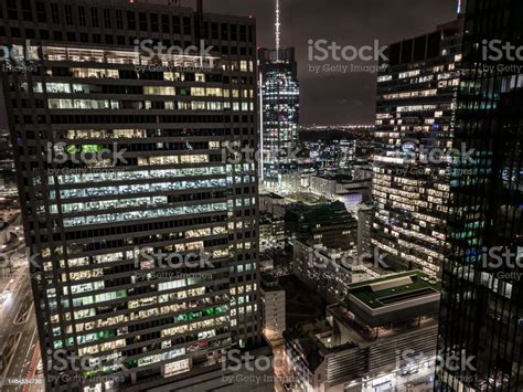 밤에는 건물 거리 및 교통에서 반짝이는 불빛으로 놀랍도록 아름다운 도시 비즈니스 센터가 있습니다 조명이 켜진 고층 빌딩과 타워 주변 0명에 대한 스톡 사진 및 기타 이미지