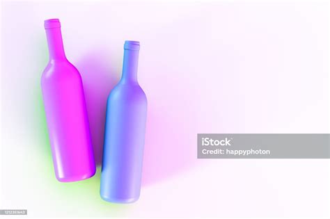 밝은 배경에 두 개의 색깔의 와인 병 카피 스페이스가 있습니다 와인병에 대한 스톡 사진 및 기타 이미지 와인병 추상적인 병 Istock