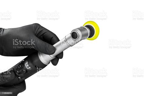 자동차 폴란드어 왁 스 작업자 손 Holing 연마 도구 흰색 배경에 고립 버프 하 고 연마 자동차 컨셉입니다 남자 손 및 광택