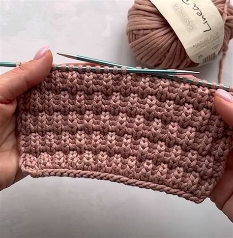 Симпатичный и простой узор⌘⌘ лицевые и изнаночные петли вот и все что есть в этом узоре